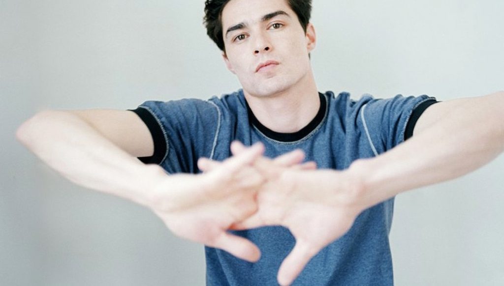 Are You A Serial Knuckle Cracker? Then You Need To Read This – HealthyVox